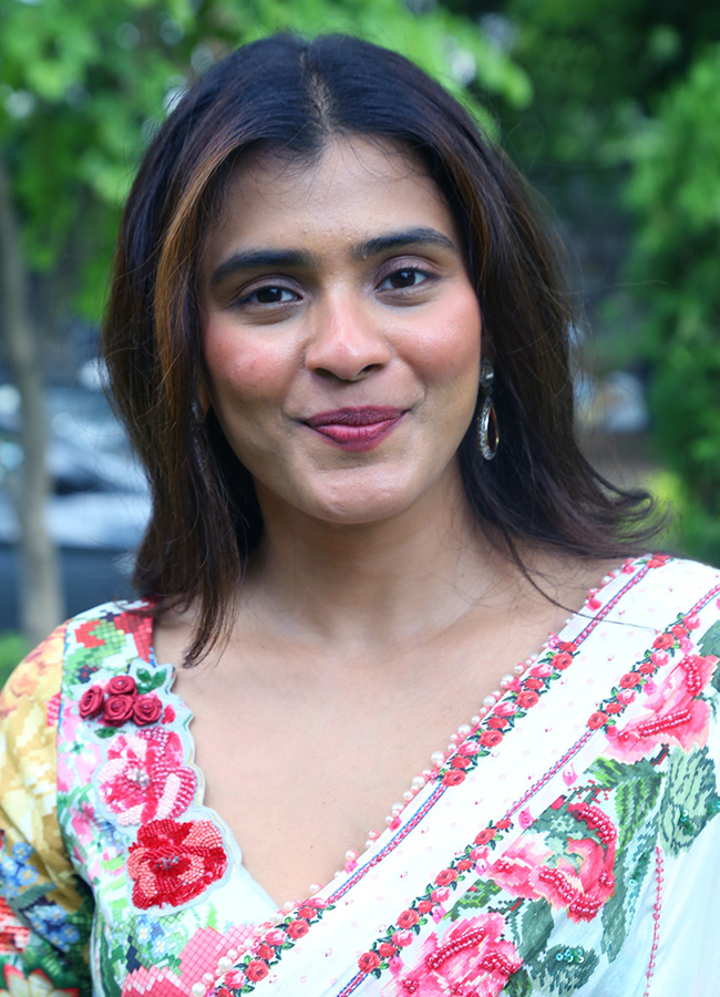 చీరకట్టులో హెబ్బా పటేల్ క్యూట్ లుక్స్.. (ఫొటోలు) | Actress Hebah Patel Viral Pics In Saree | Sakshi